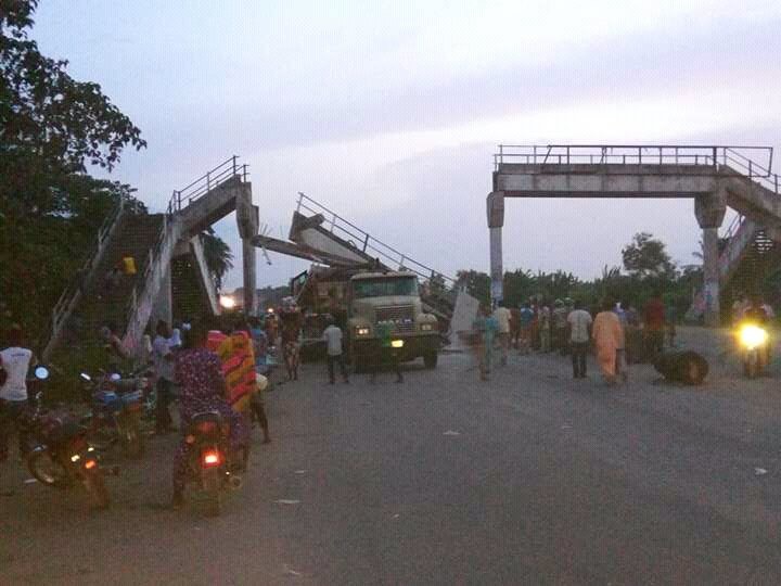 Trailer brings down Ikire pedestrian bridge (PHOTOS) | Newspeakonline